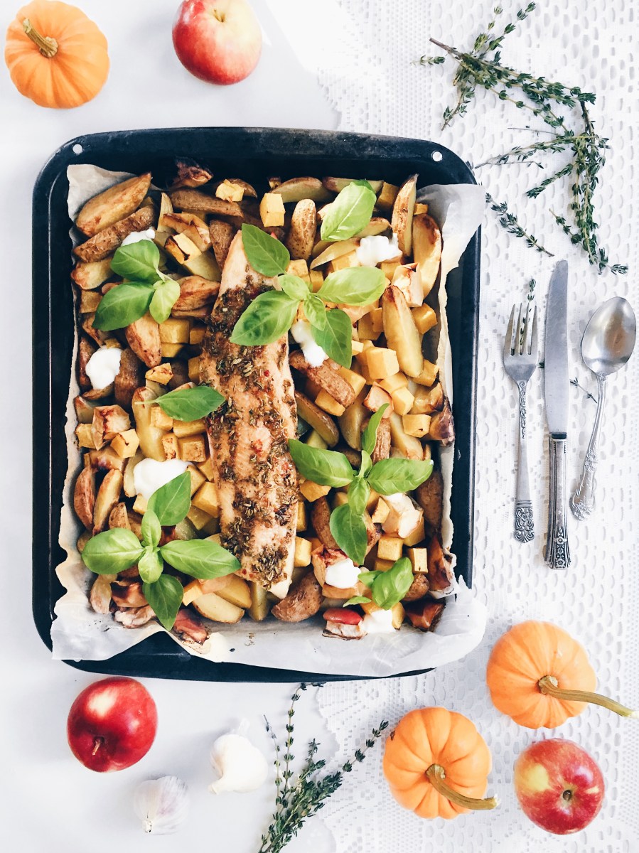 Repas tout-en-un sur une plaque de poisson mariné aux de pommes de ...